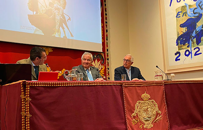 Aula Taurina de Sevilla homenajea a José Luis Galloso por sus "50 años ...
