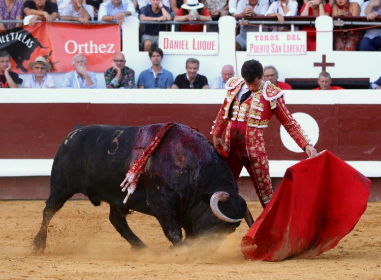 Luque afianza su idilio con Dax, desoreja a un buen toro de El Puerto ...